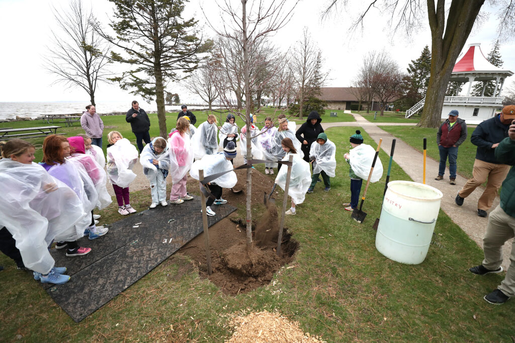 PHOTOS: Third grade students from Lakeshore Elementary School help ...